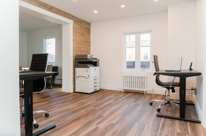 Desks in professional corporate office space - Telework